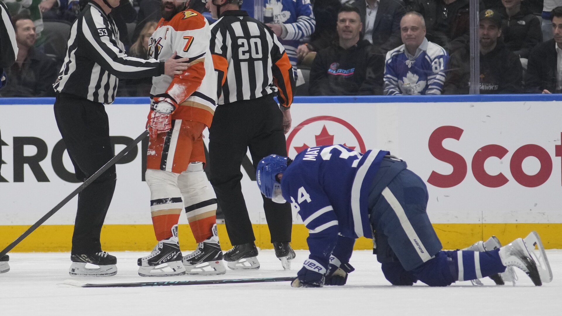 Maple Leafs star Auston Matthews leaves after knee-on-knee hit from ...