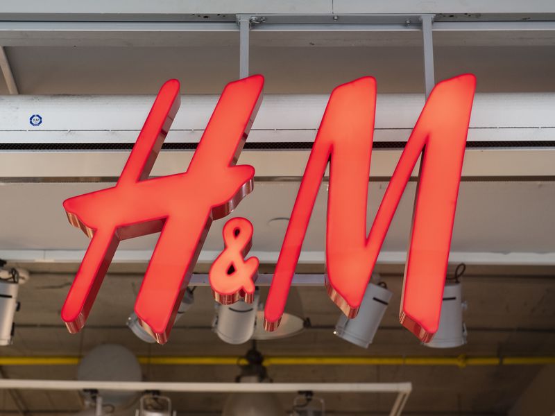 1 Trend, 10 Farben: Diese coole Mom-Jeans von H&M lieben alle!