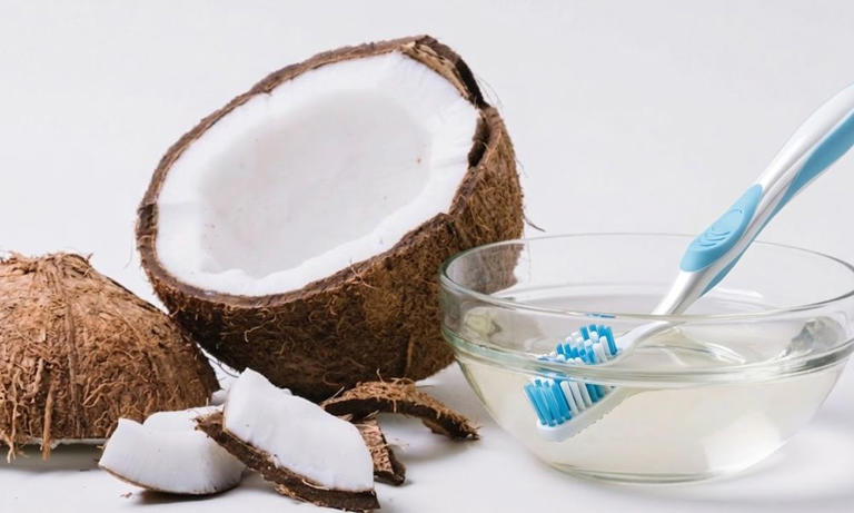 Lavarse los dientes con aceite de coco: Qué beneficios tiene y cómo ...