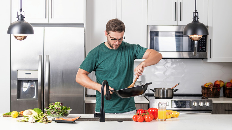 13 mistakes everyone makes cooking in a pan