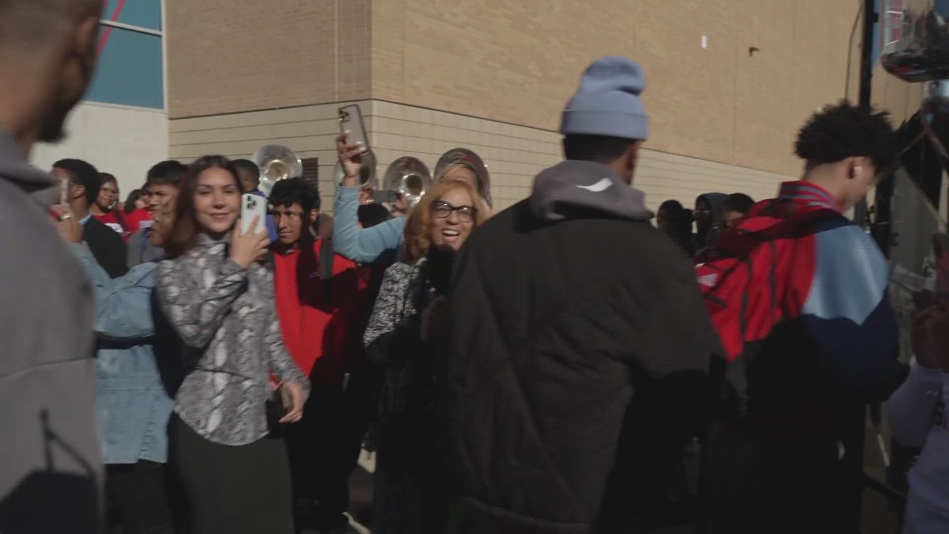 Dallas ISD holds three send-offs for basketball teams headed to state ...
