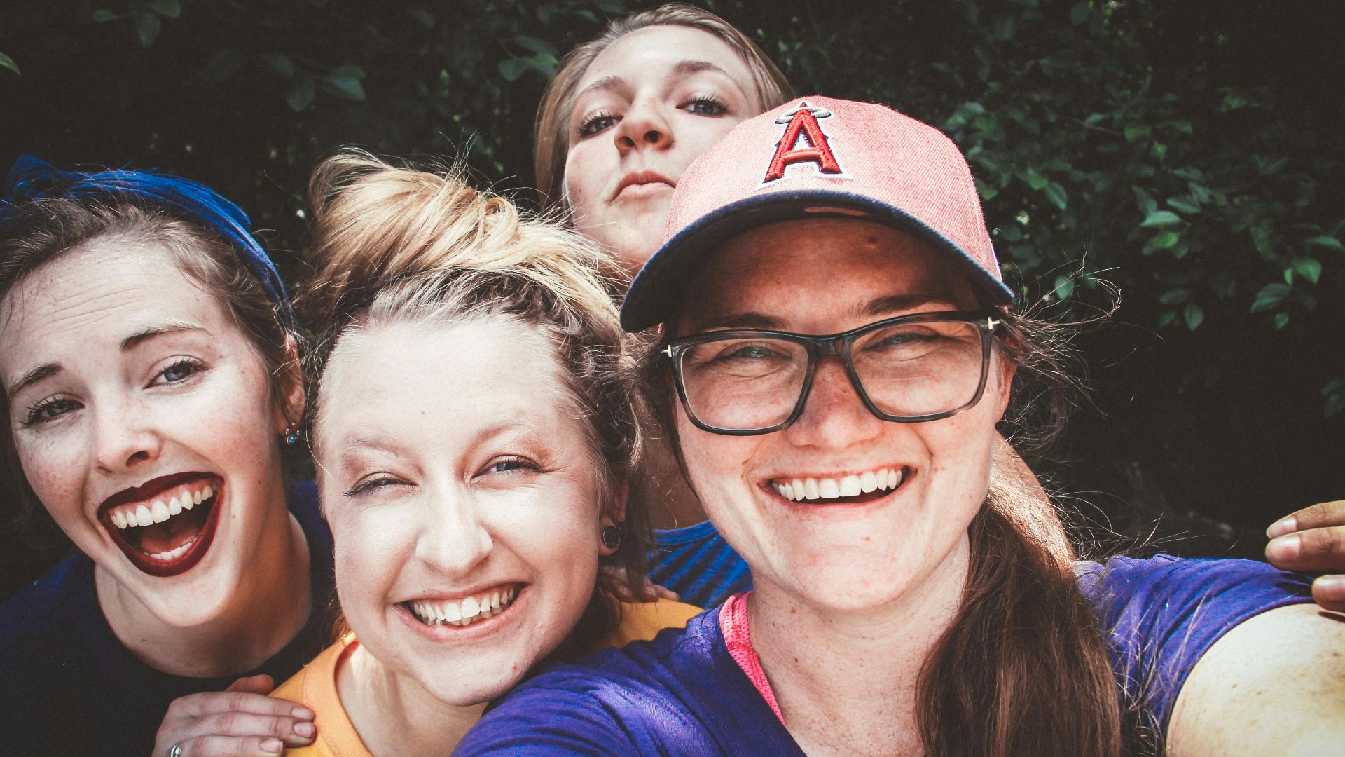 10 friendship red flags adults ignore & 10 green flags that actually matter