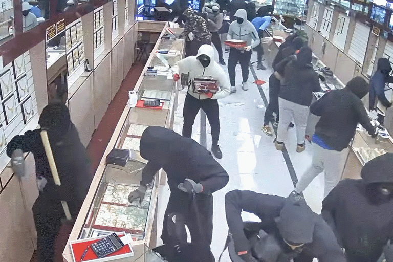 Terrifying moment gang raids Bay Area jewelry store for $1.7M in one minute
