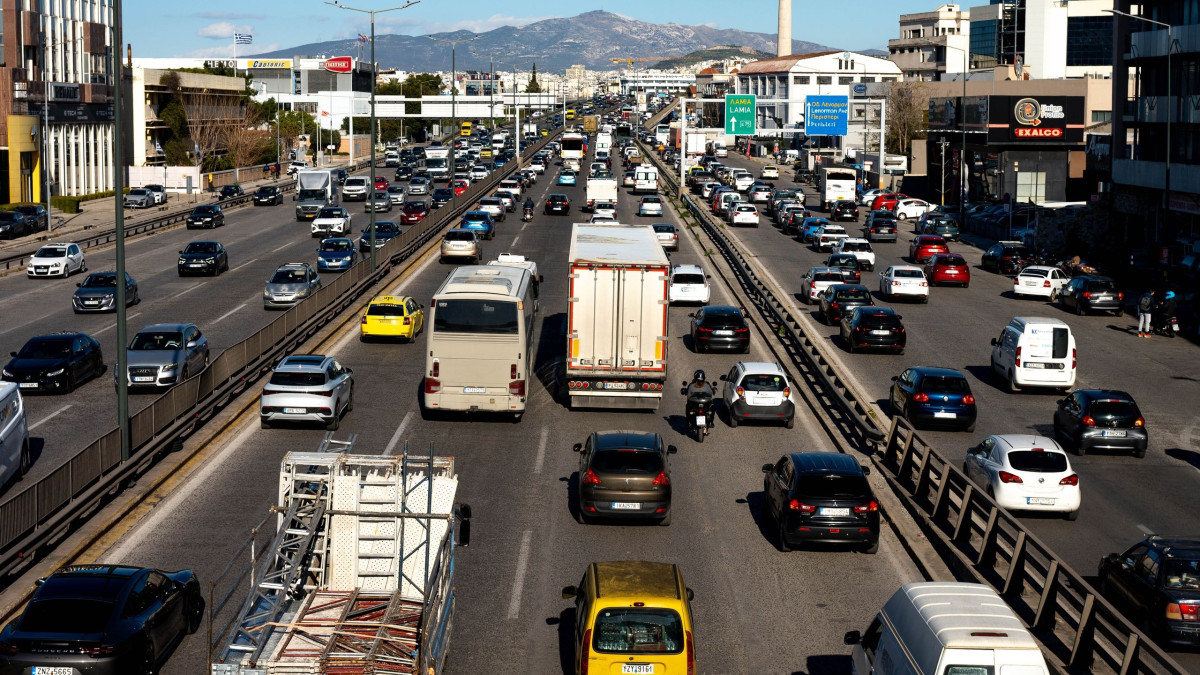 Στο «κόκκινο» οι κεντρικοί δρόμοι του Λεκανοπεδίου – Ξεκίνησε η έξοδος ...