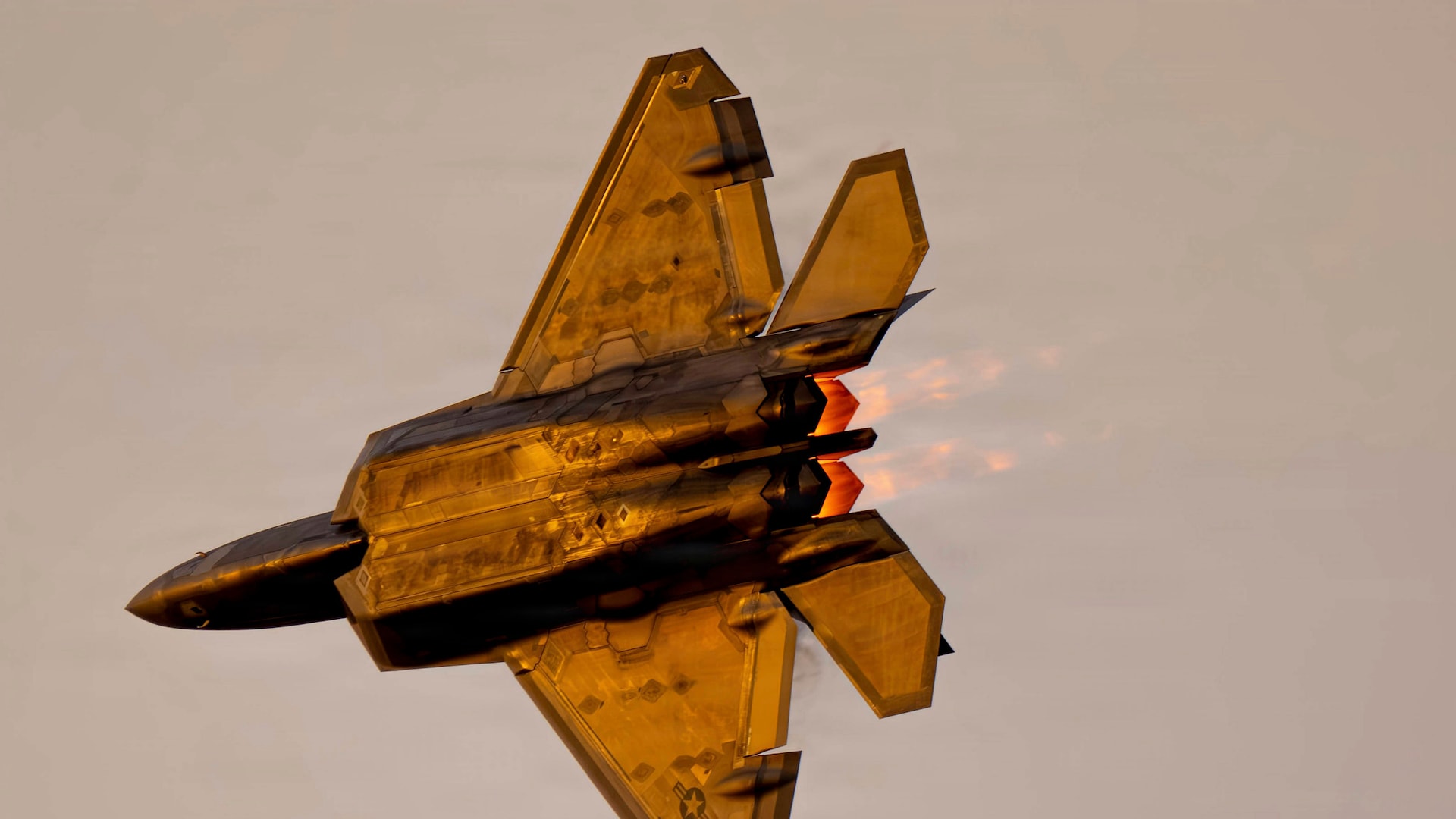 334.000.000 Dollar teurer F-22 Raptor wurde bei Übung von US-Navy-Jet ...