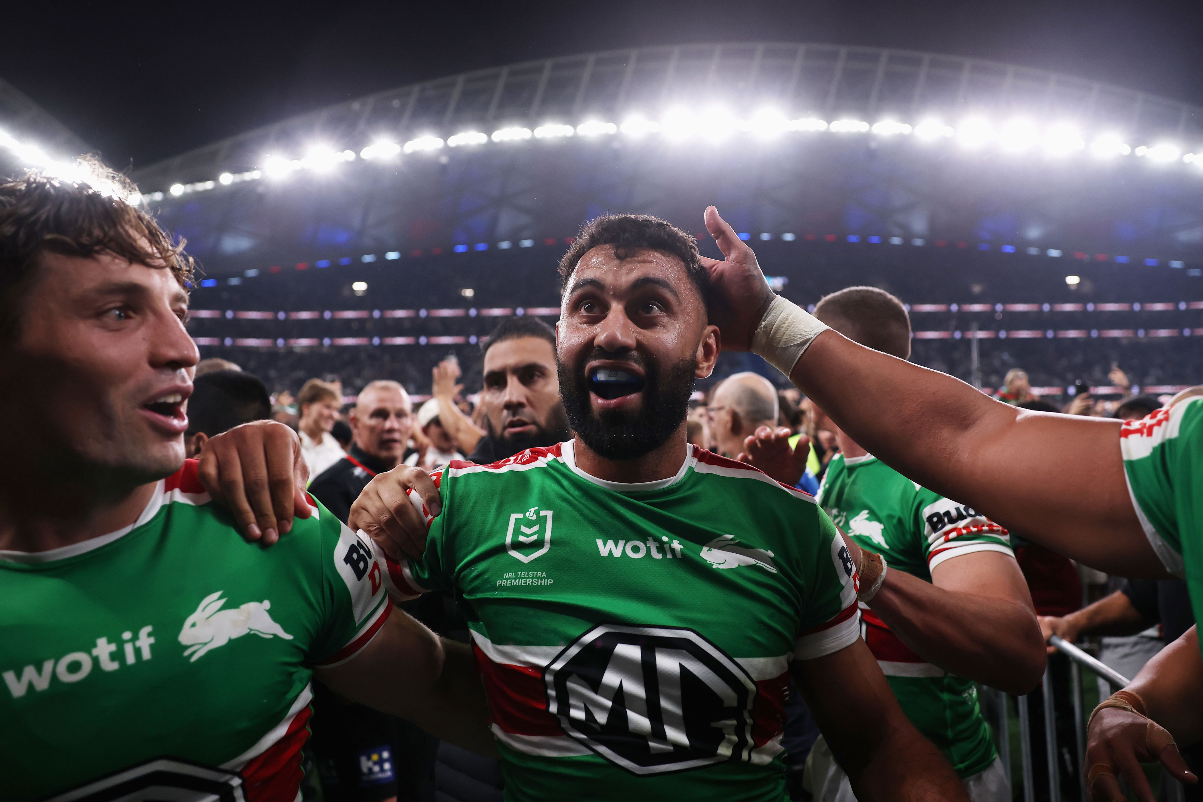 Fans swarm as Johnston breaks record in iconic moment