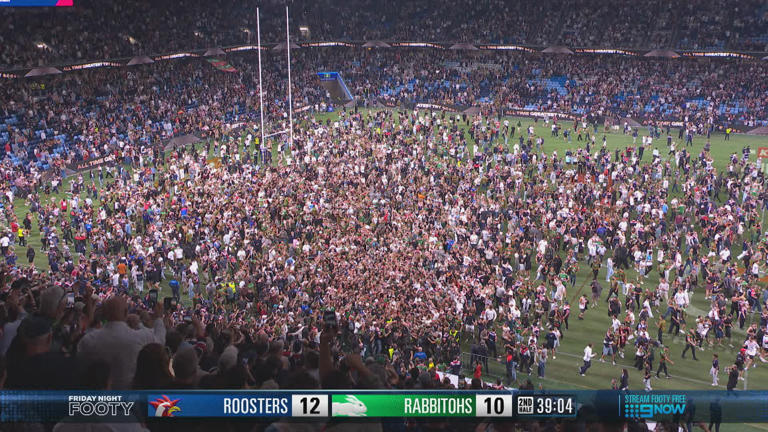 Fans swarm as Johnston breaks record in iconic moment