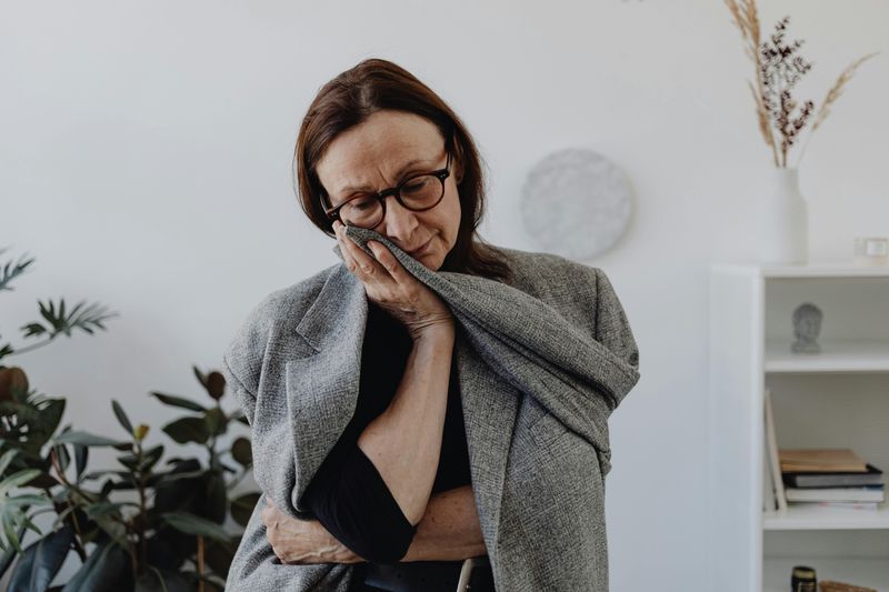 10 behaviors that can leave women feeling alone as the years go by
