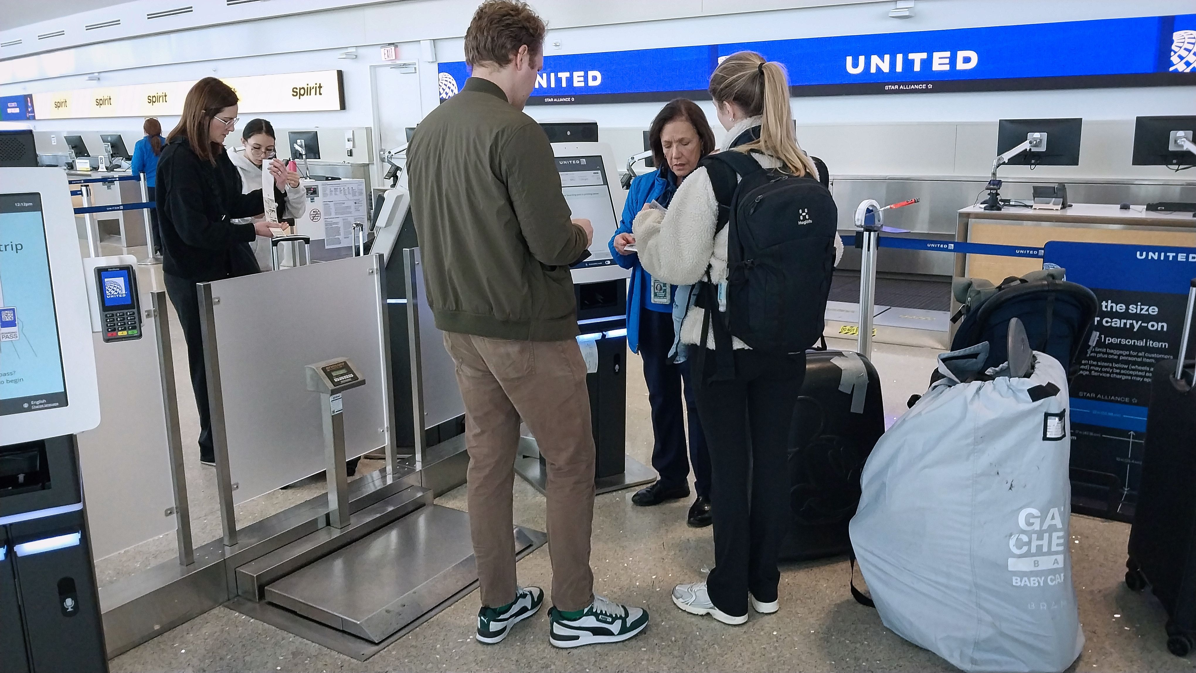 United Airlines issues travel alert at its major international hub ...