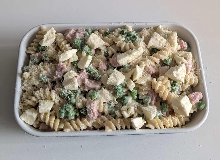 Romig gebakken pasta met erwten en gegratineerde ham