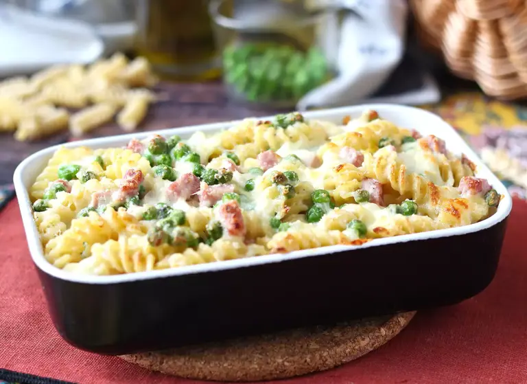Kremowy zapiekany makaron z groszkiem i szynką au gratin