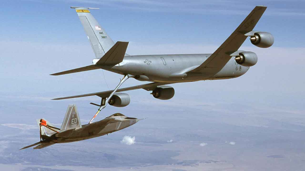 Pentágono confirma perda de avião-tanque KC-135 em operação militar no ...