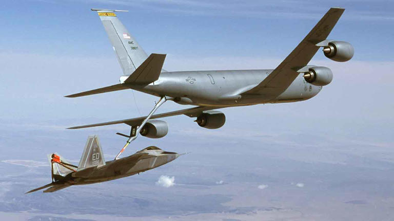 Pentágono confirma perda de avião-tanque KC-135 em operação militar no ...