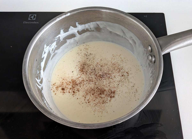 Romig gebakken pasta met erwten en gegratineerde ham