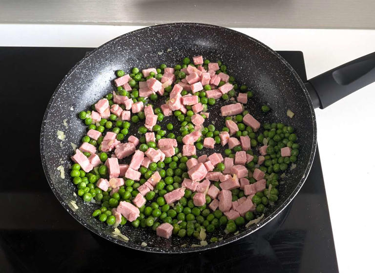 Romig gebakken pasta met erwten en gegratineerde ham