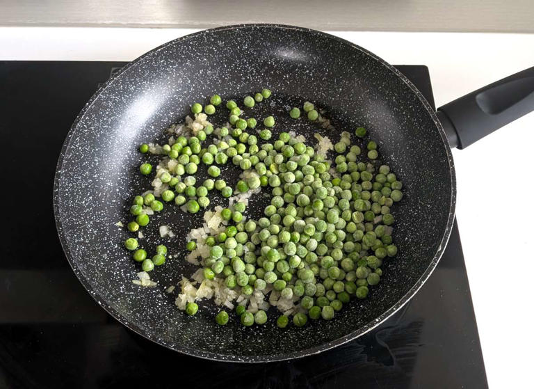 Romig gebakken pasta met erwten en gegratineerde ham