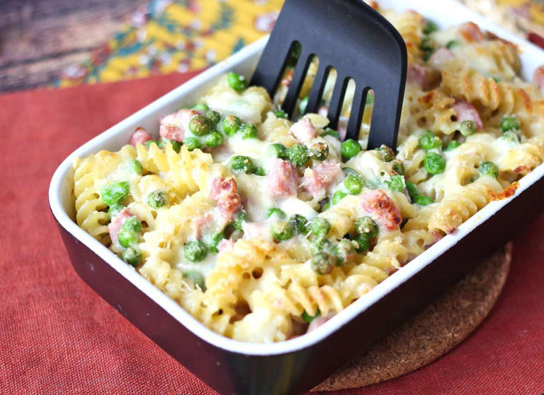 Romig gebakken pasta met erwten en gegratineerde ham