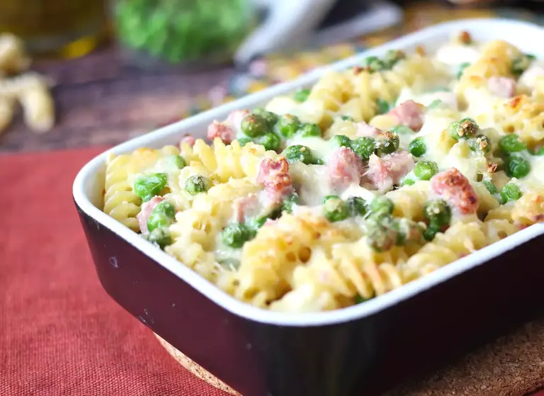 Romig gebakken pasta met erwten en gegratineerde ham