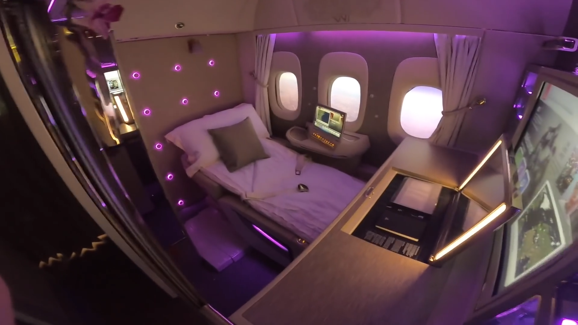 He tried a $10 budget airline seat - then entered a $20,000 first class ...