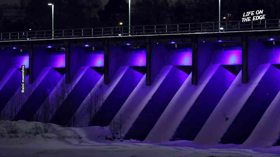 Freestyle skiing stunts with jaw-dropping tricks