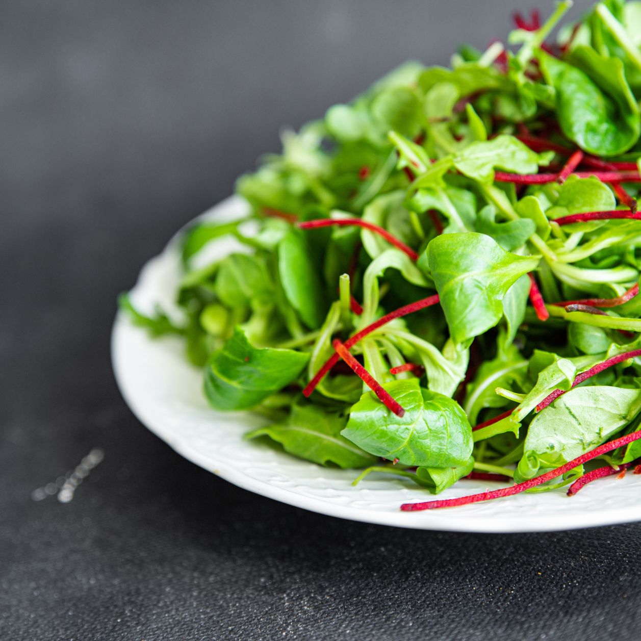 Oubliez la laitue : cette salade de saison est la plus nutritive de ...