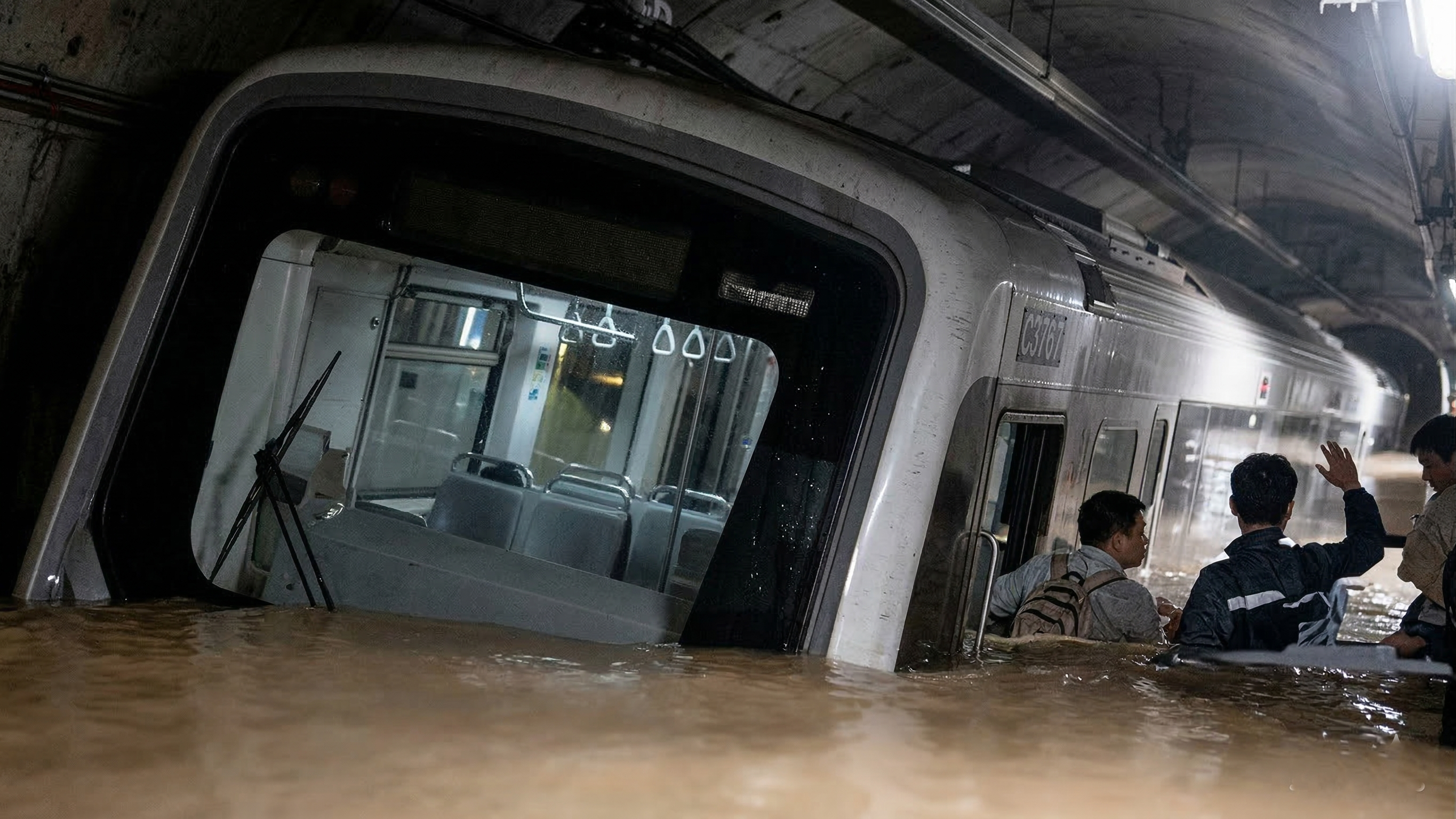 The water is at my neck - 500 subway passengers trapped underground