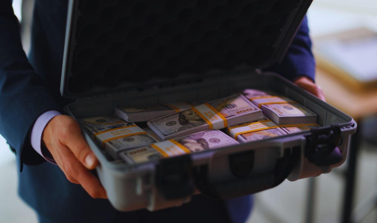 A border agent found $12,000 I didn’t declare—then took $2,500 and let ...