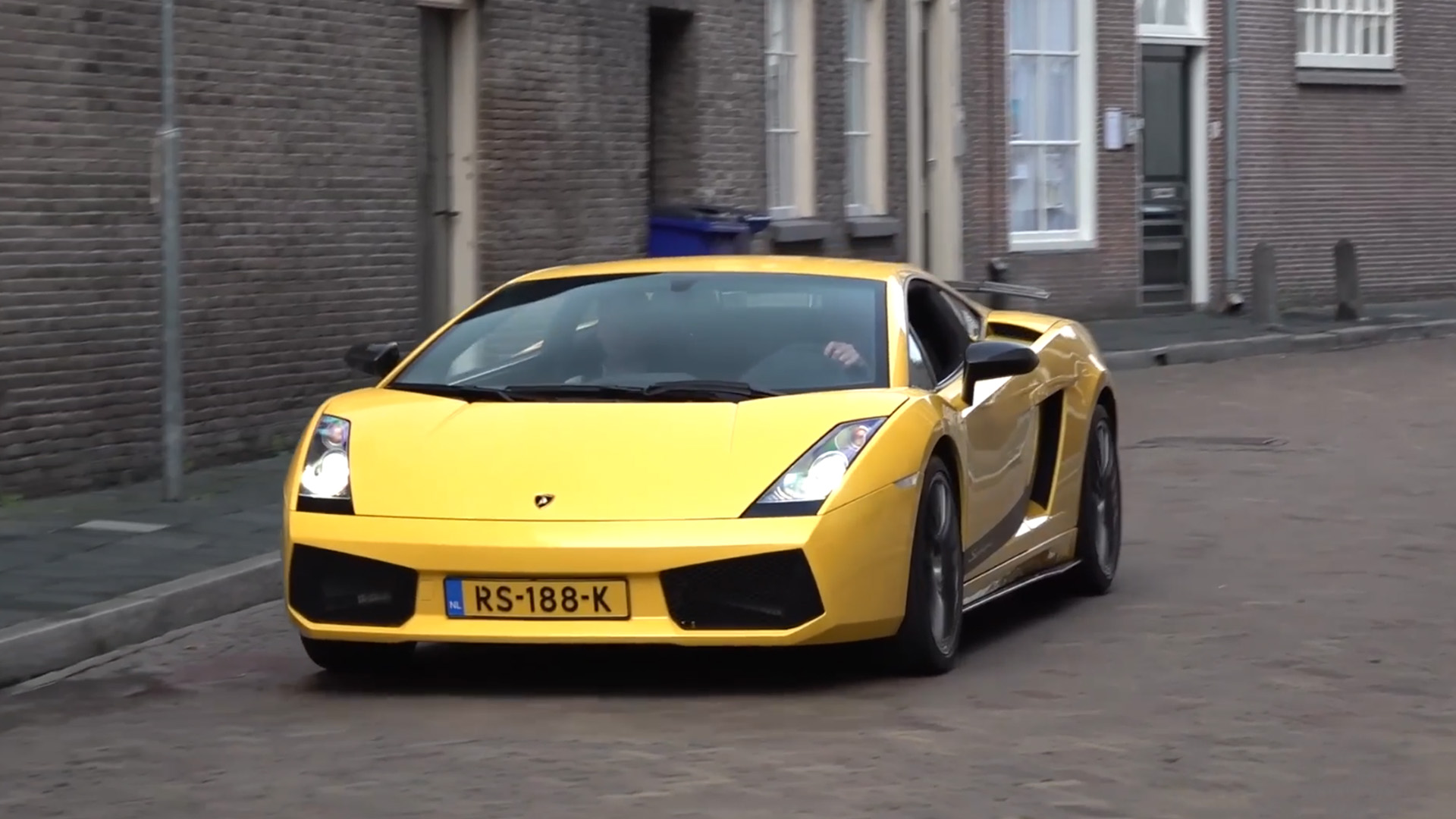 Lamborghini Gallardo loud acceleration on narrow street