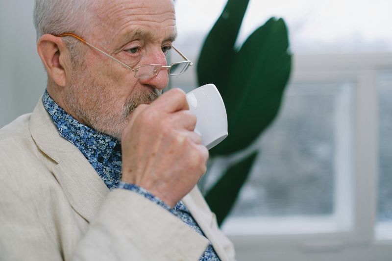 When a man has no close friends, these 12 habits often appear