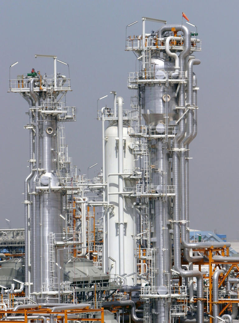 Venezuela signs deal with Eni and Repsol to boost gas production