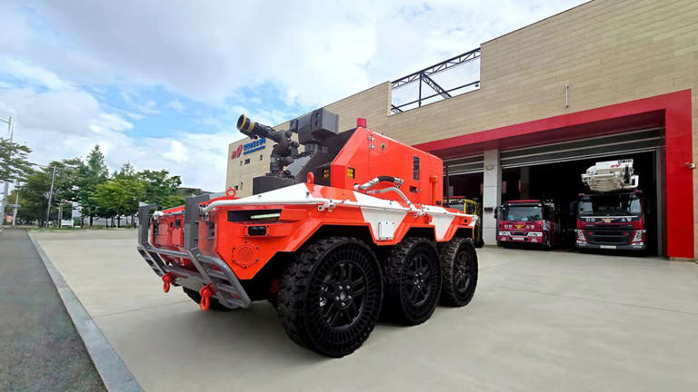 Hyundai delivers four firefighting robots to South Korea’s fire department