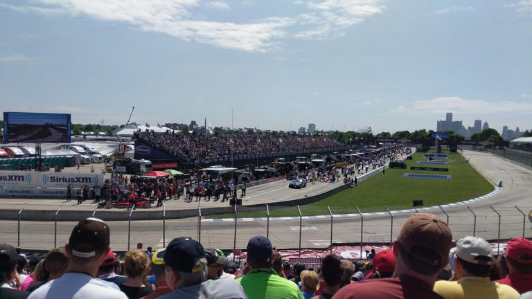 NASCAR fans raise health concerns after Larry McReynolds appears with ...