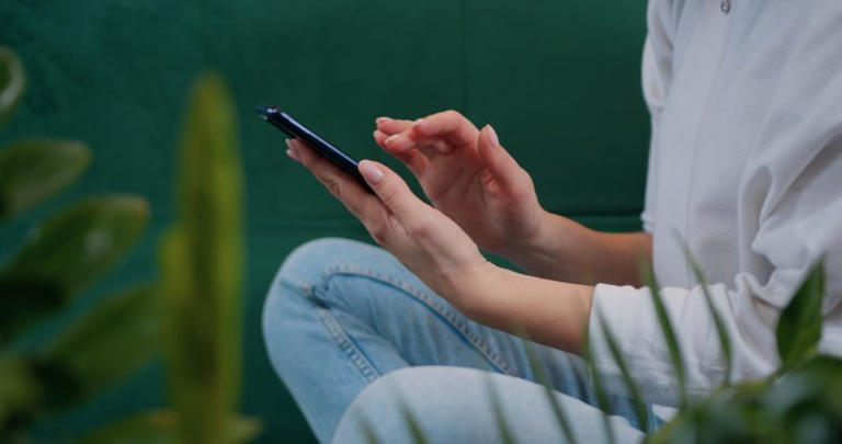 Berlin police distribute cellphones to people in need, warn about phone ...