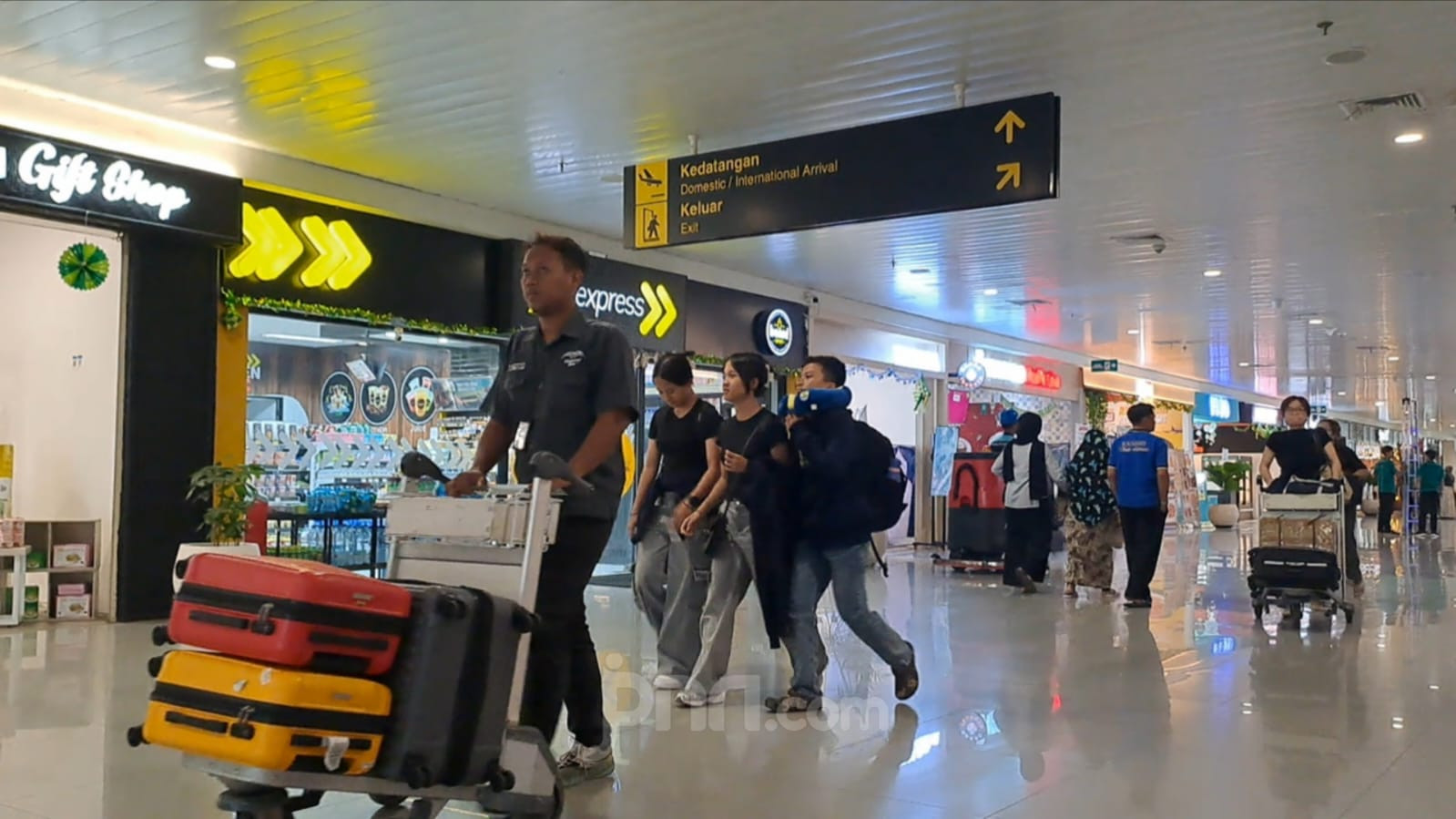 10.445 penumpang diprediksi terbang via Bandara Ahmad Yani saat puncak ...