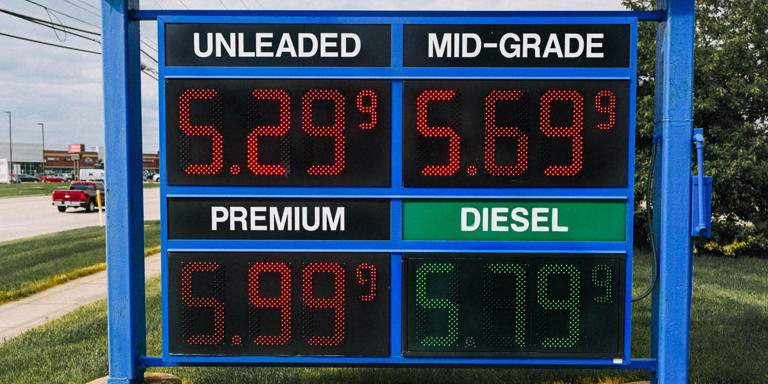 Fuel prices are rising. 4 simple tools that help your car save every drop