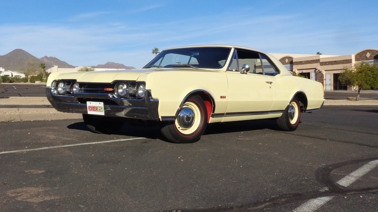 1967 Oldsmobile 442 W‑30 in yellow