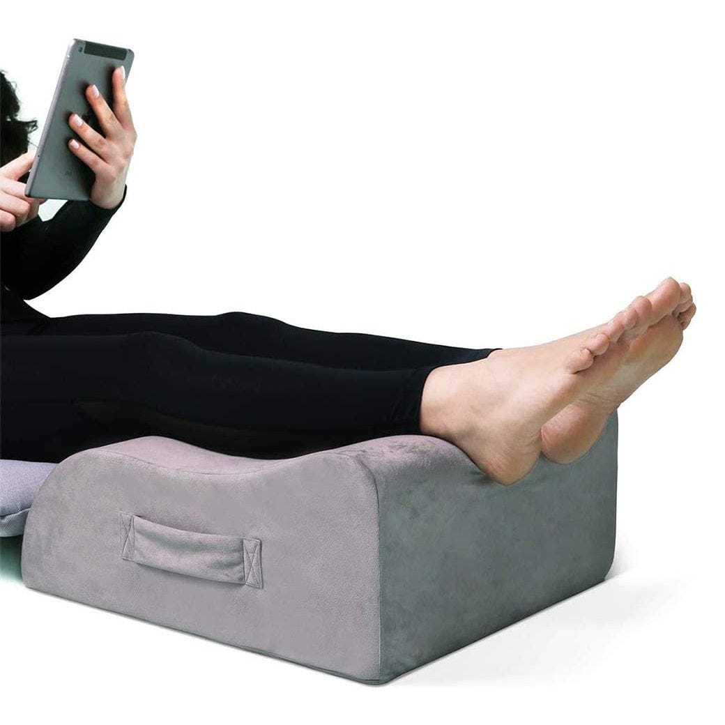 These leg elevation pillows help relieve swelling, back pain, and ...