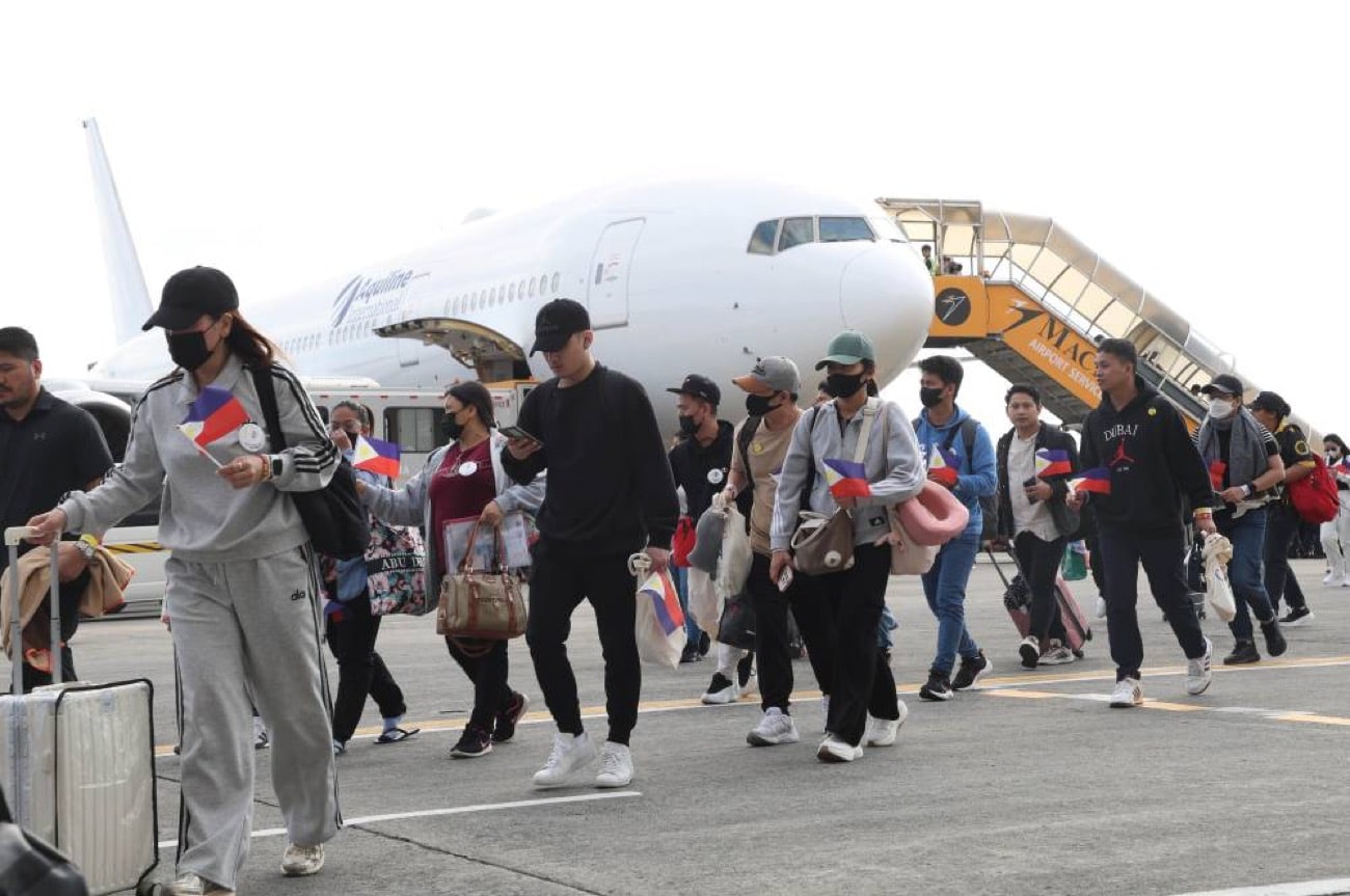Third gov’t-chartered flight brings home 317 Filipinos from Middle East