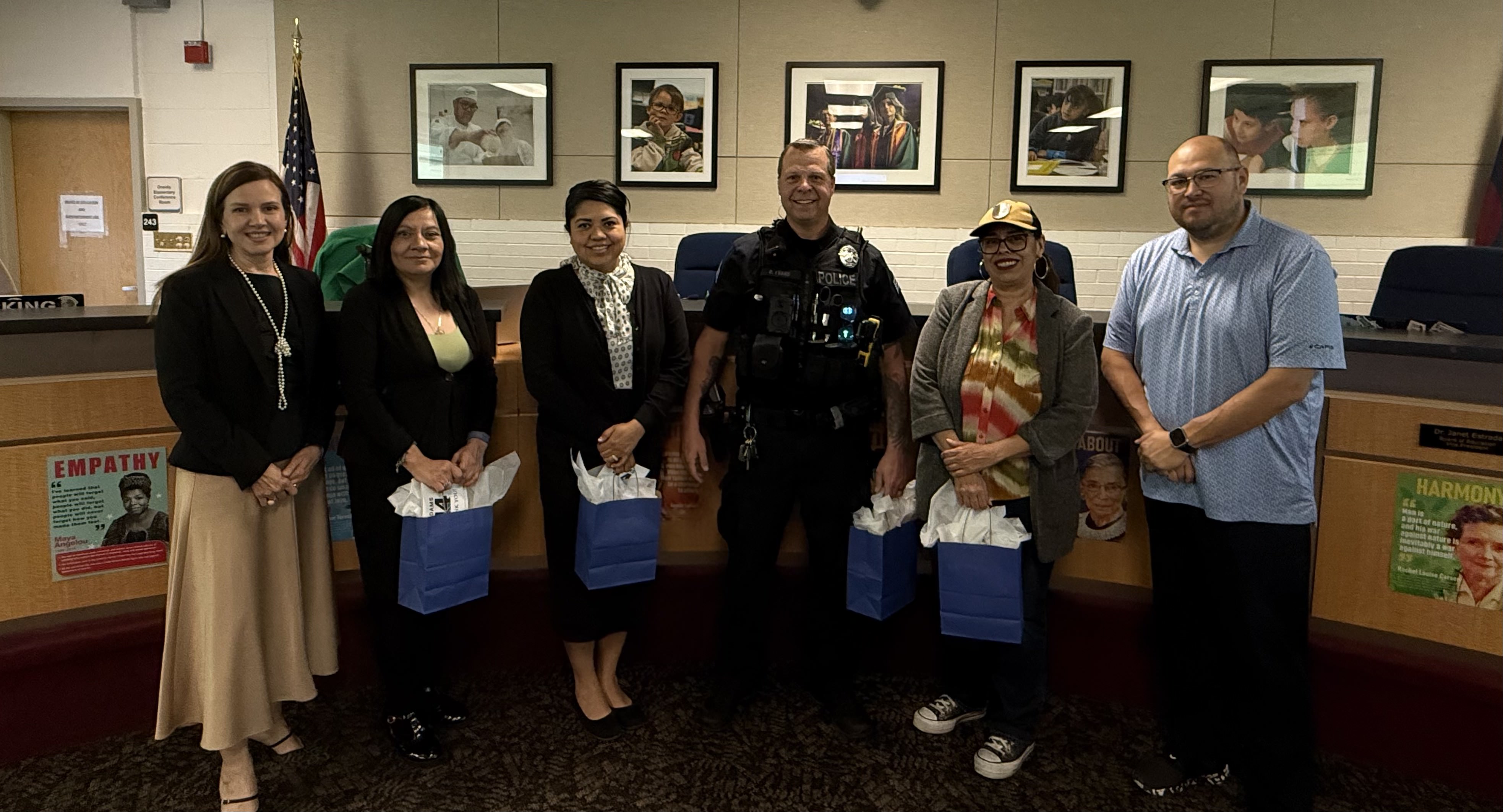 Reconocen a policía de Commerce City tras amenaza falsa en escuela ...