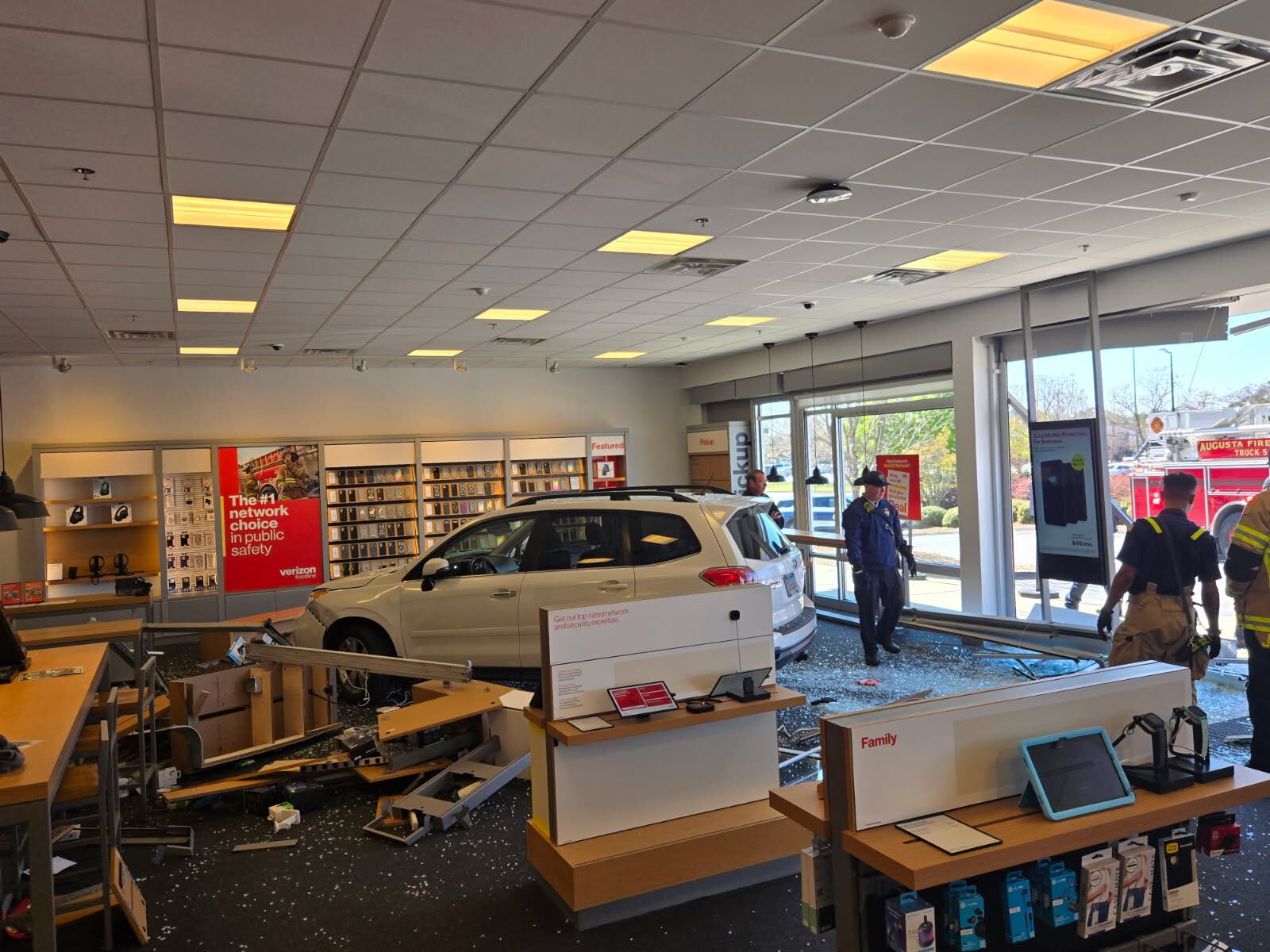 Car crashes into Verizon storefront while trying to park, deputies say
