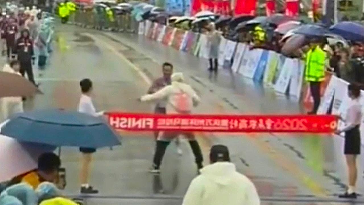 Race official error injures marathon leader at the finish line