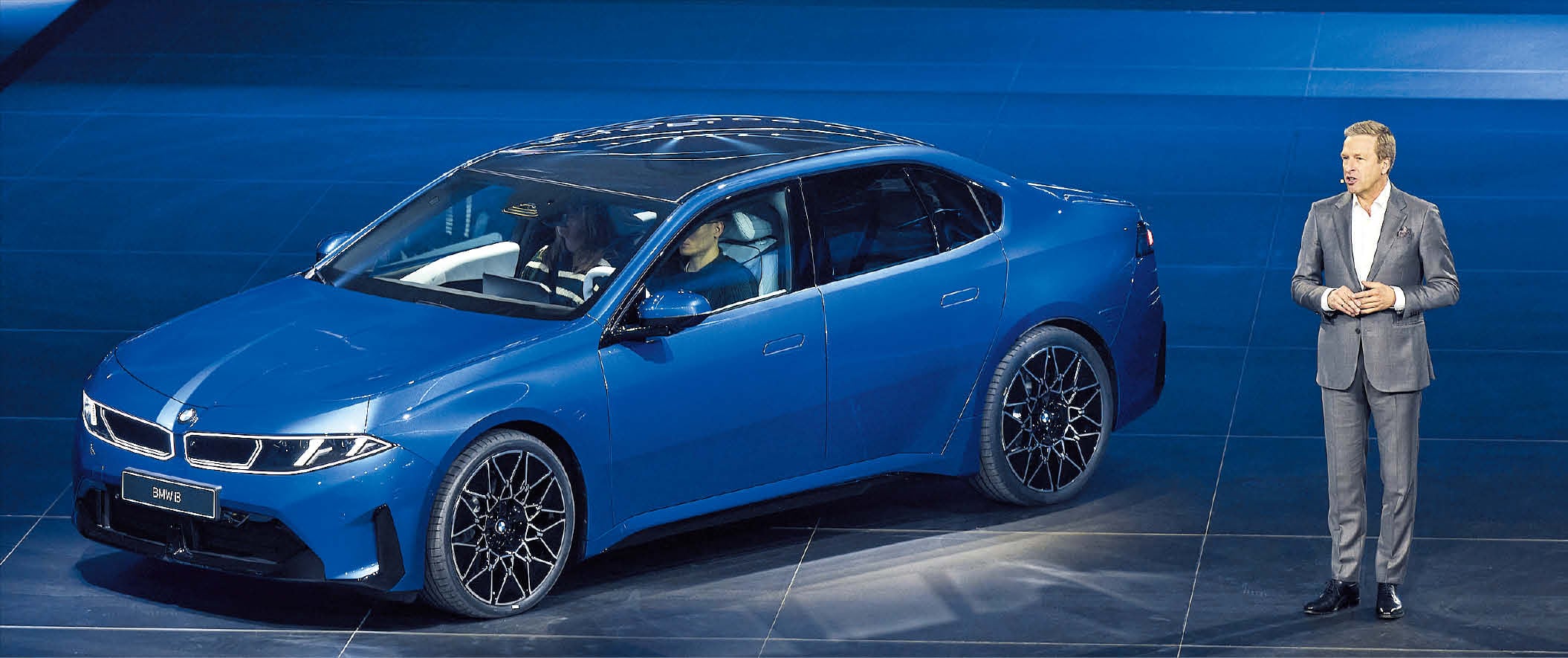 BMW unveils i3 with 900 km range