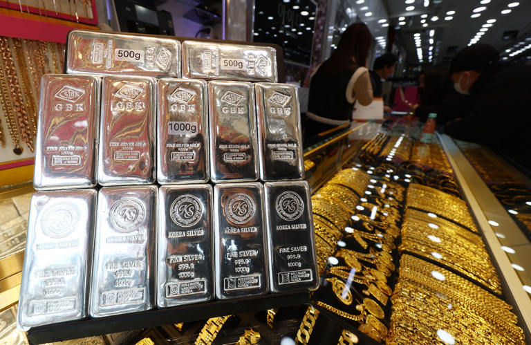 Gold, silver prices drop as investors sell safe havens for cash