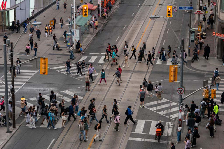 Canadian population saw 2nd straight drop as 2025 ended: StatCan