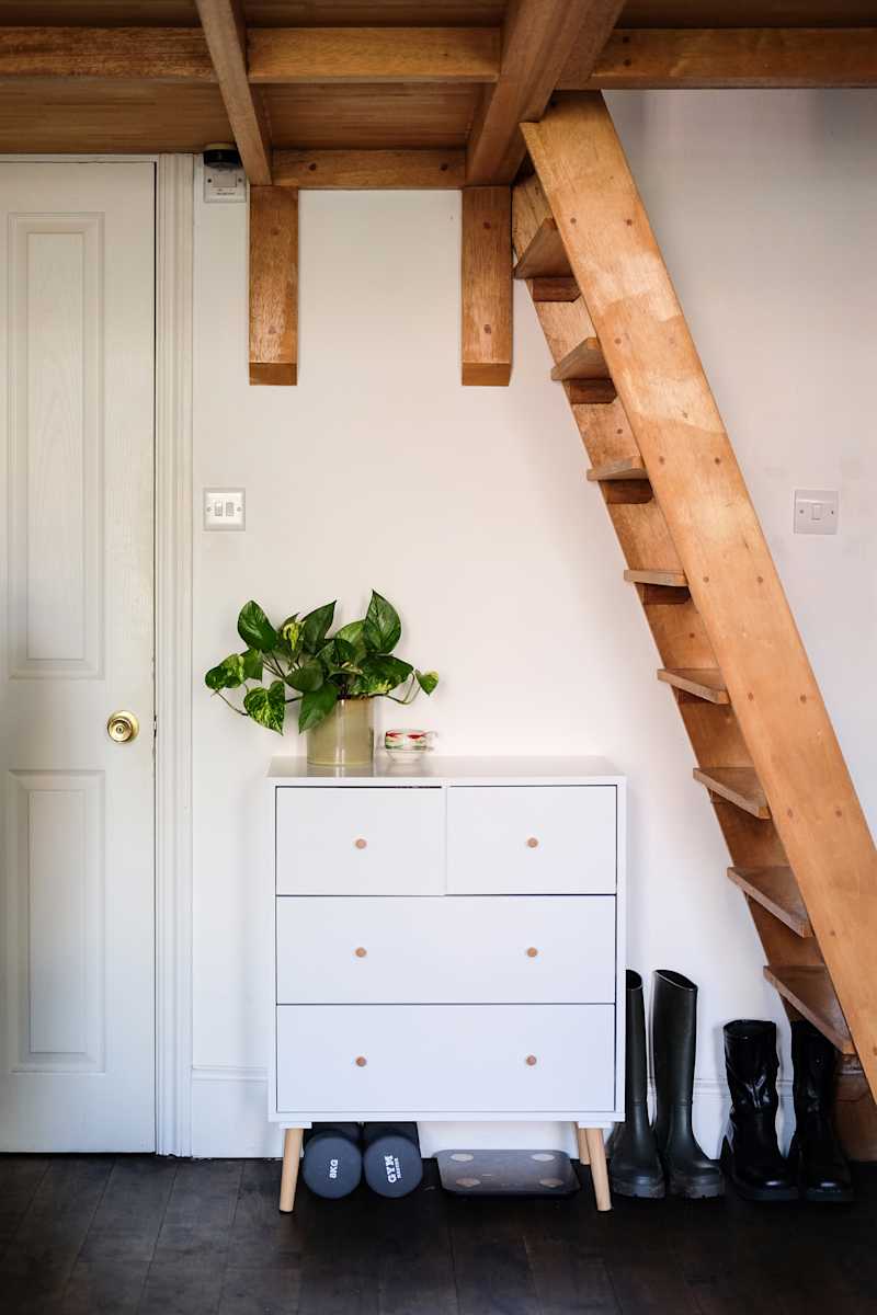 This couple's 250-square-foot studio somehow fits two desks, a dining ...