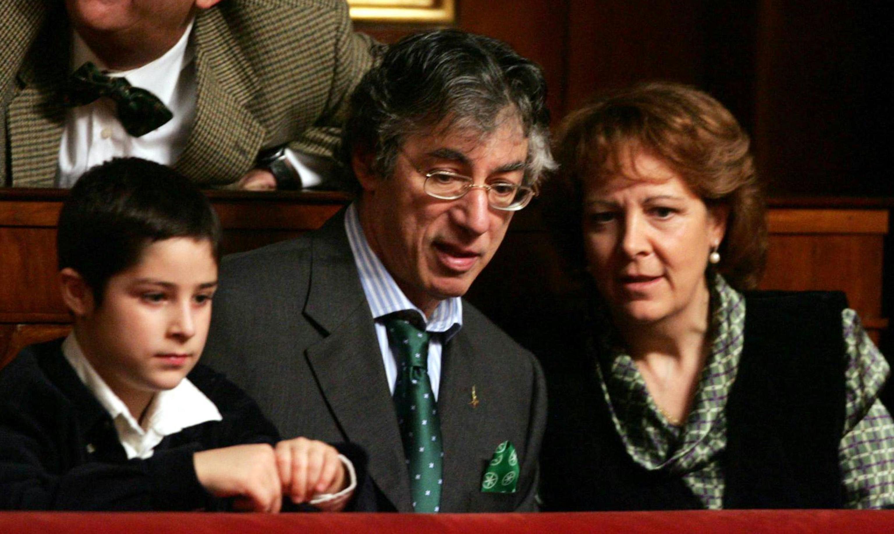 L'amata moglie Manuela e i quattro figli: la grande famiglia (spesso ...