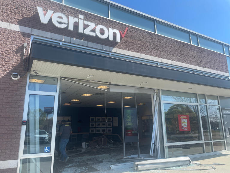 Car crashes into Verizon storefront while trying to park, deputies say