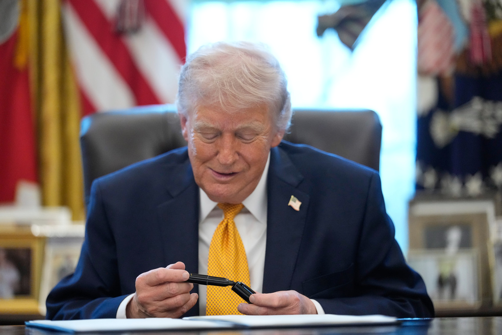 US Mint can produce commemorative gold Trump coin following arts panel ...