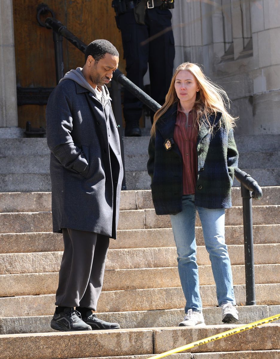 Scarlett Johansson looks almost unrecognizable in makeup-free look on ...
