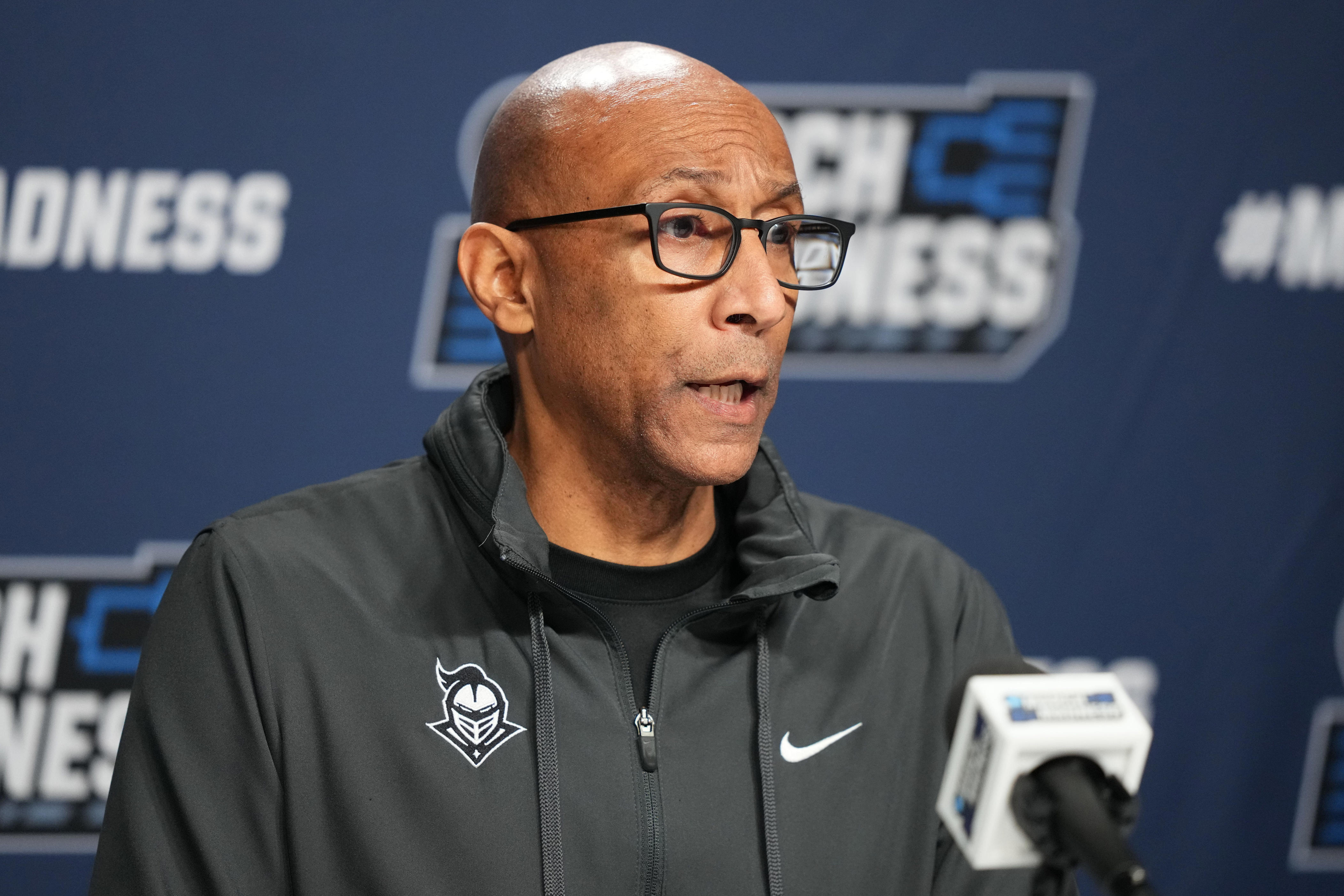 Johnny Dawkins contract extension: What is UCF basketball coach's new ...
